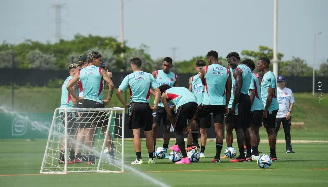 Revive el entrenamiento de la Selección Colombia en el campo de Colo ...
