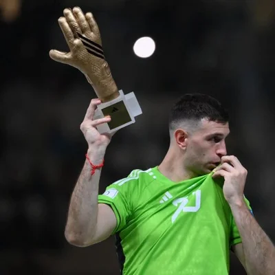 El 'Dibu' Martínez explicó su polémico gesto al recibir el Guante de Oro: “fue por los franceses ...