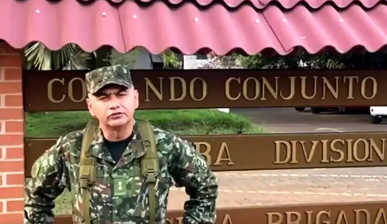 "Lo único que he recibido son malos tratos y acoso sexual": oficial que demanda al general John ...