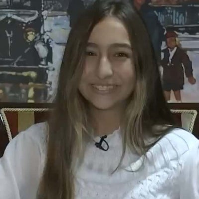 Manuela Reyes, la joven que conquistó redes sociales, invita a votar a ...