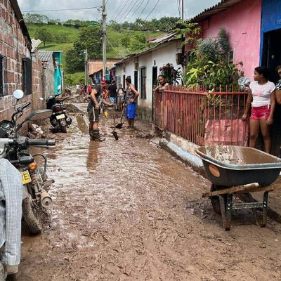 Desbordamiento del río Supía en Caldas deja más de 400 familias ...