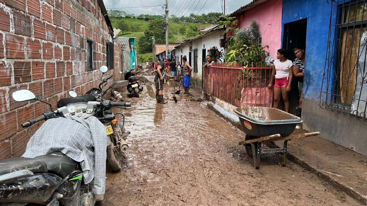 Desbordamiento del río Supía en Caldas deja más de 400 familias ...