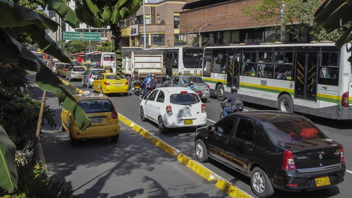 Vuelve el pico y placa para vehículos particulares y motos en Medellín ...