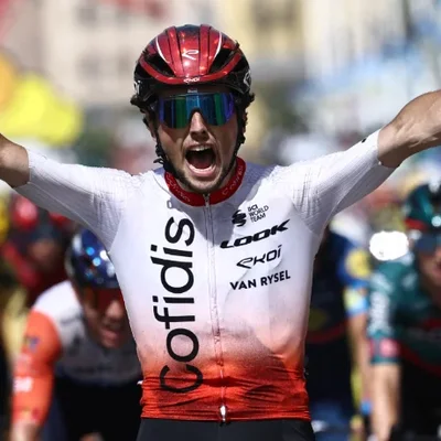 ¡Gigante! Egan llegó con el pelotón en segunda etapa del Tour, que ganó ...