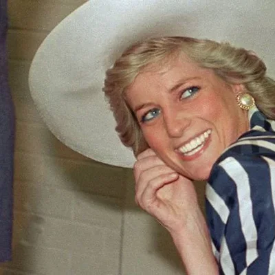 Así luciría Lady Di como reina del Reino Unido, según la Inteligencia ...