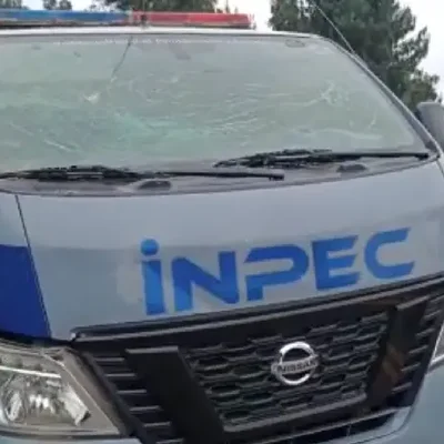 Vehículo del Inpec sufrió fuerte atentado con dos integrantes a bordo ...