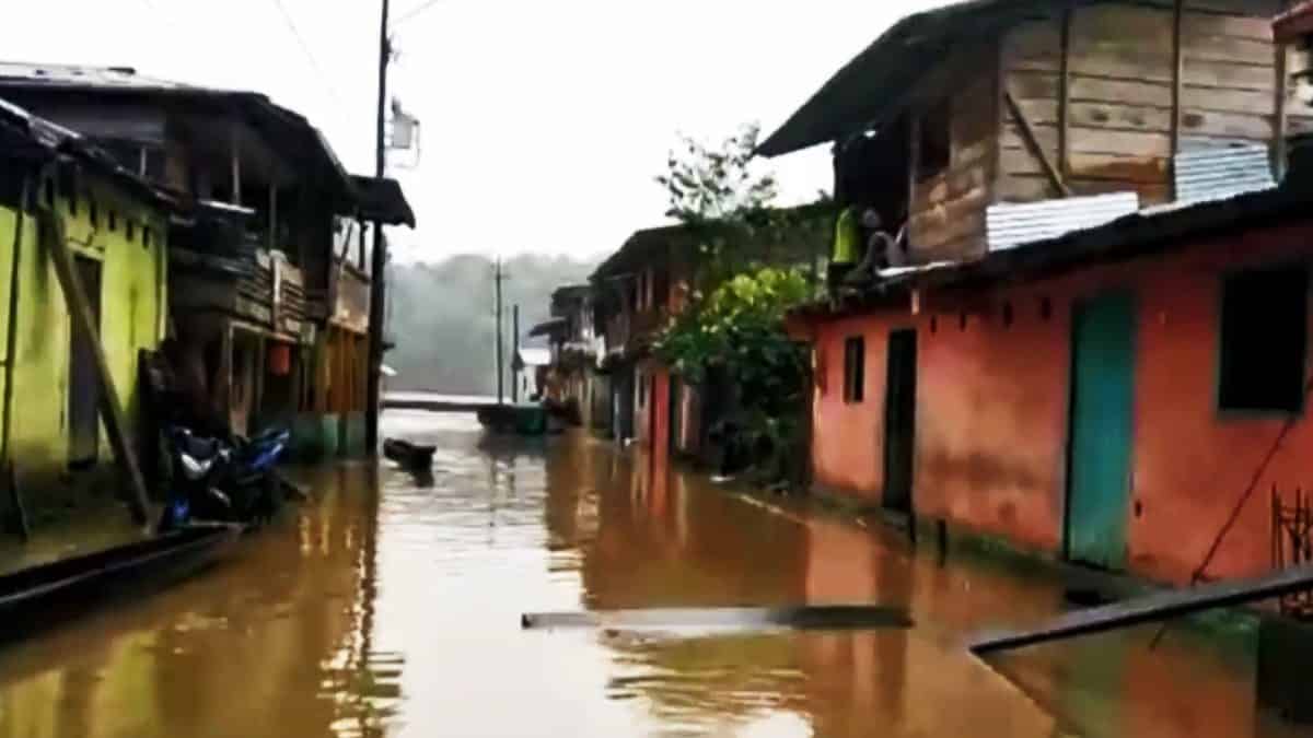 Río Atrato se desbordó en Lloró, Chocó, donde 270 familias están ...