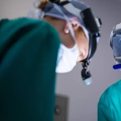 Equipo de cirujanos realizaron por primera vez el primer trasplante del mundo de un ojo completo ...