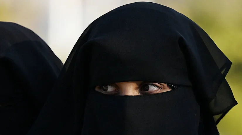 Utilizó nicab y se hizo pasar por mujer jugando ajedrez