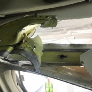 Avión del Ejército se rodó y chocó contra acceso de pasajeros en ...