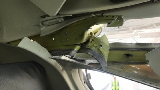 Avión del Ejército se rodó y chocó contra acceso de pasajeros en ...