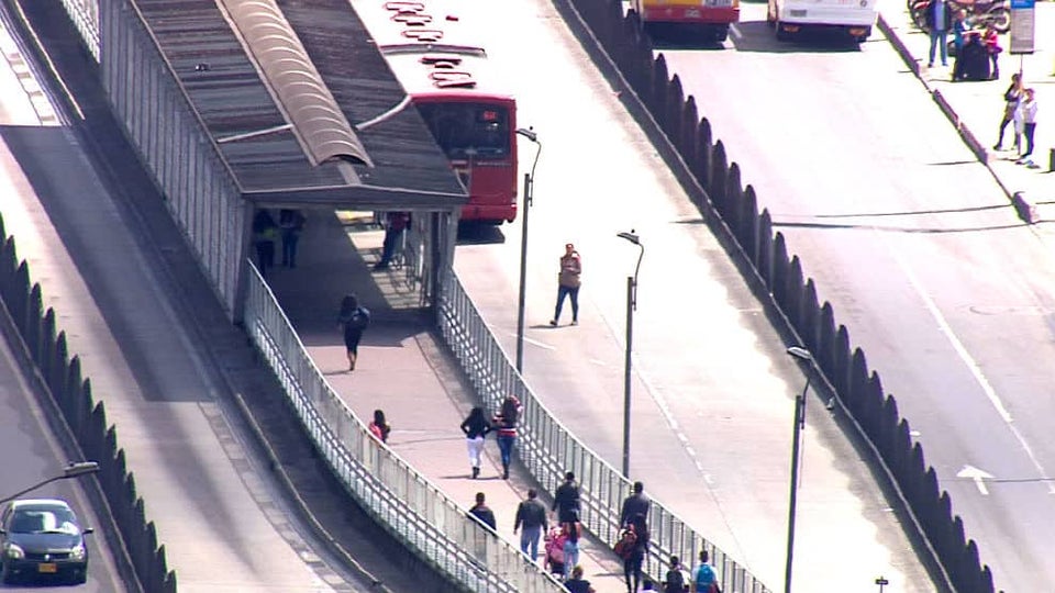 Las peligrosas maniobras de los usuarios para colarse en Transmilenio ...