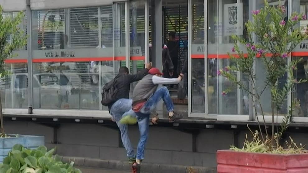 Colarse en Transmilenio, una decisión que podría costarle hasta la vida ...