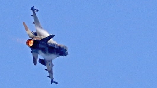 Graban el momento en el que un F-16 se estrella contra un almacén en ...