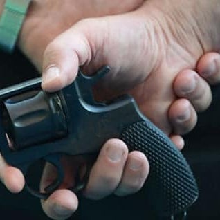 Bala disparada al aire tiene en cuidados intensivos a una menor en ...