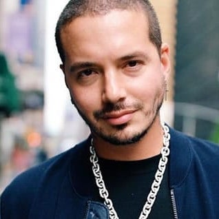 No entiendo a los raperos que se toman fotos en la tumba de Pablo ...