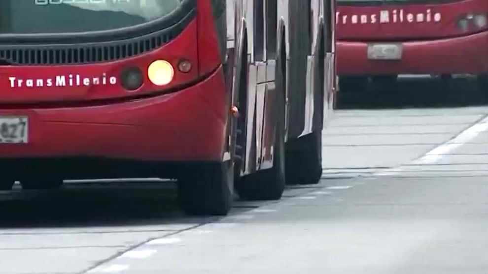 Una nueva víctima deja la imprudencia de colarse en Transmilenio ...