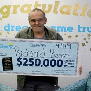 Un hombre con cáncer se gana la lotería y decide cumplirle un deseo a ...