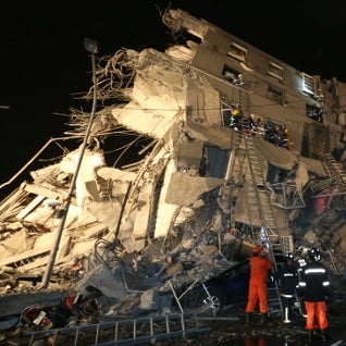 Cinco muertos y unos 120 atrapados en escombros por terremoto en Taiwán | Noticias RCN