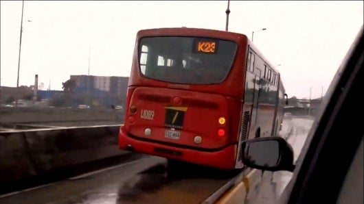 Registran en video a bus de Transmilenio transitando ladeado | Noticias RCN