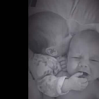 Bebé consuela a su gemelo para que pare de llorar | Noticias RCN