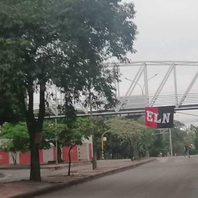 ¿ELN en Neiva? Bandera del grupo armado amaneció colgada de puente ...