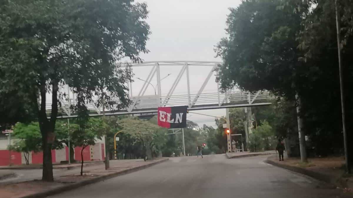 ¿ELN en Neiva? Bandera del grupo armado amaneció colgada de puente ...