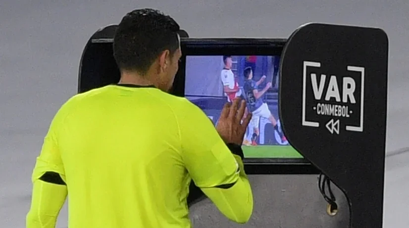 ¿Fin de la polémica? Audios del VAR serían publicados en el fútbol ...