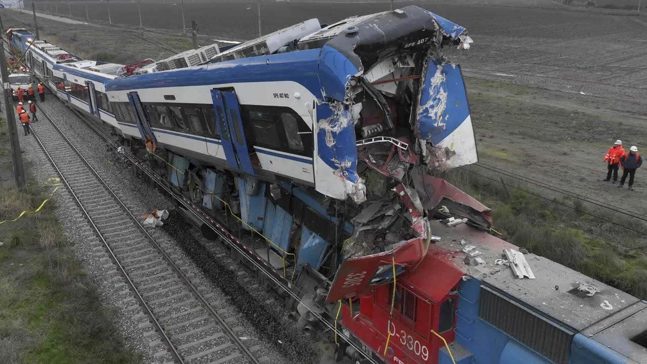 Trágico accidente de trenes en Santiago de Chile dejó dos muertos y ...