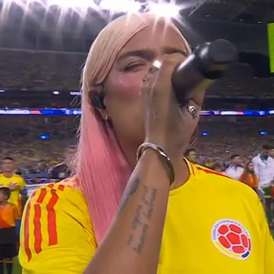 Emocionante: así sonó el himno de Colombia en la voz de Karol G de cara ...