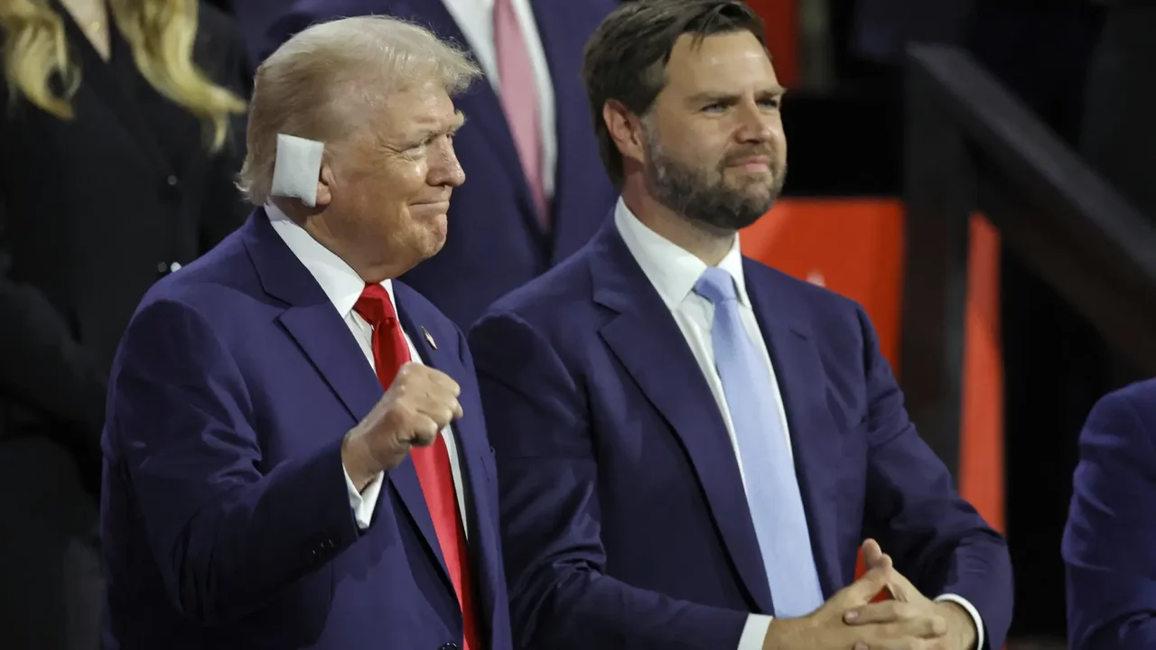 Donald Trump reapareció con la oreja vendada en la convención ...