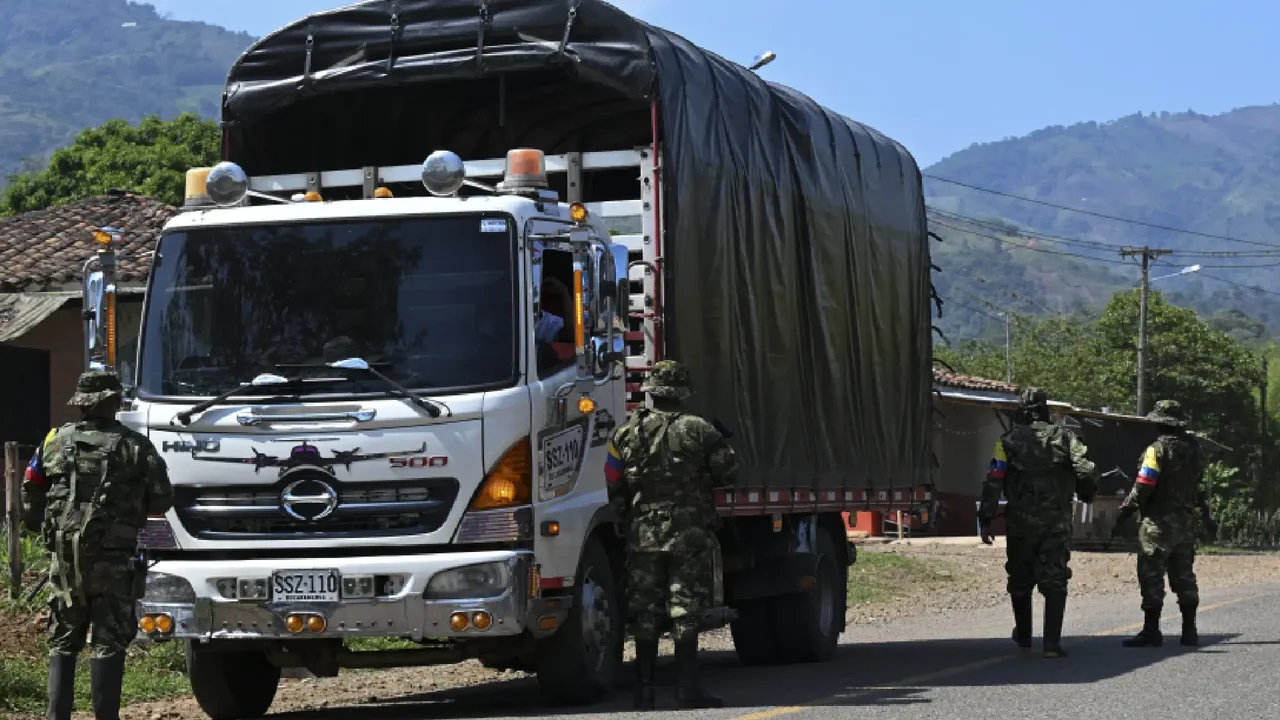 Con retenes armados y ataques con drones, así continúan hostigando las ...
