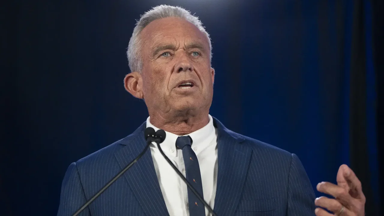 Robert F. Kennedy Jr, suspende su candidatura independiente y declara ...
