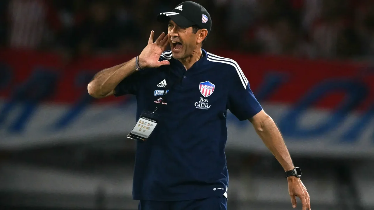 Junior hace oficial la salida de Arturo Reyes y confirman nuevo DT del ...