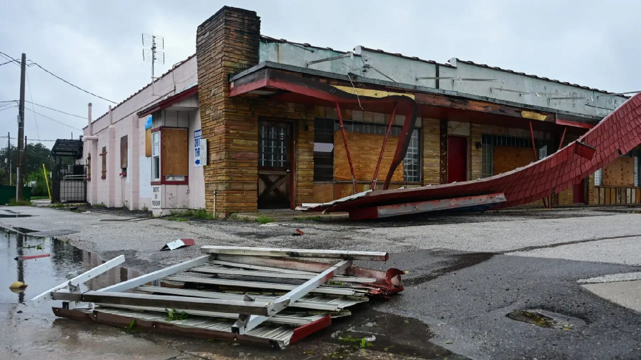 Tornados e incendios tras el paso del huracán Milton en Florida ...