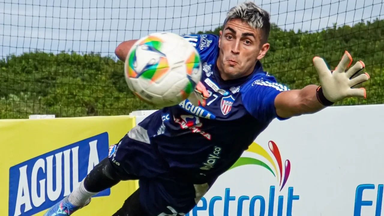 El arquero que busca Junior para el reemplazo de Santiago Mele ...