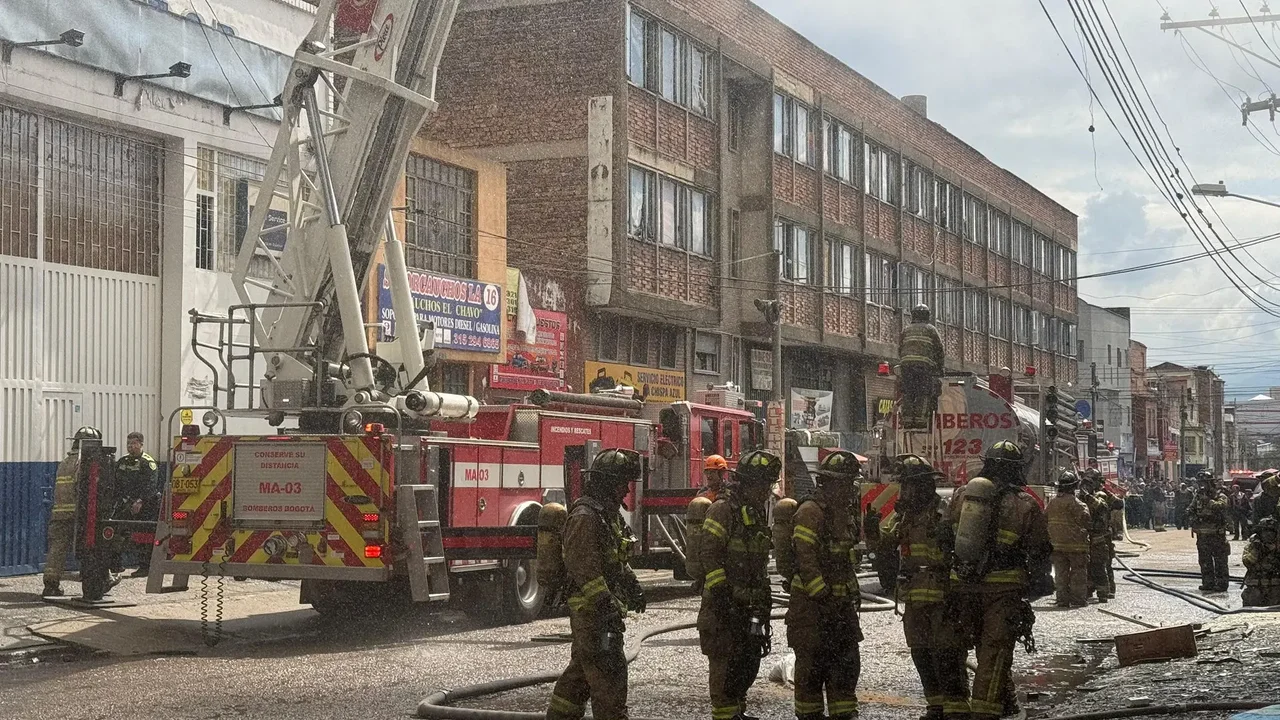 Incendio en el centro de Bogotá: Bomberos complicados por racionamiento de agua | Noticias RCN