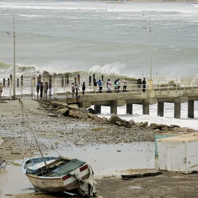 VIDEO | Impactante oleaje en Perú: 91 puertos cerrados y daños en la ...