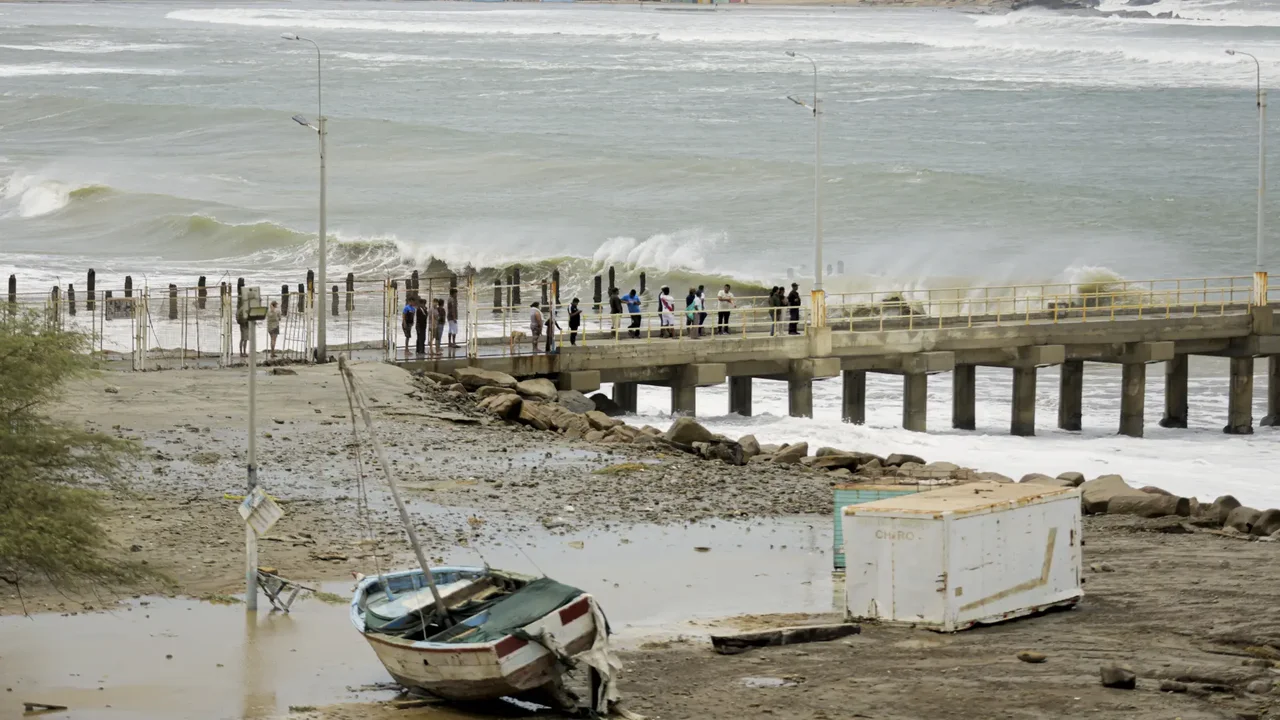 VIDEO | Impactante oleaje en Perú: 91 puertos cerrados y daños en la ...