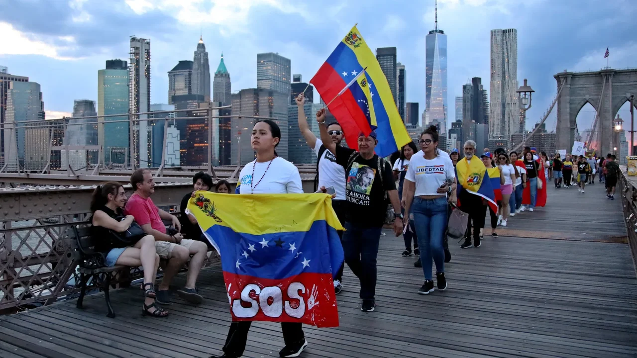 Dura medida de Trump en contra de los migrantes venezolanos: revocó ...