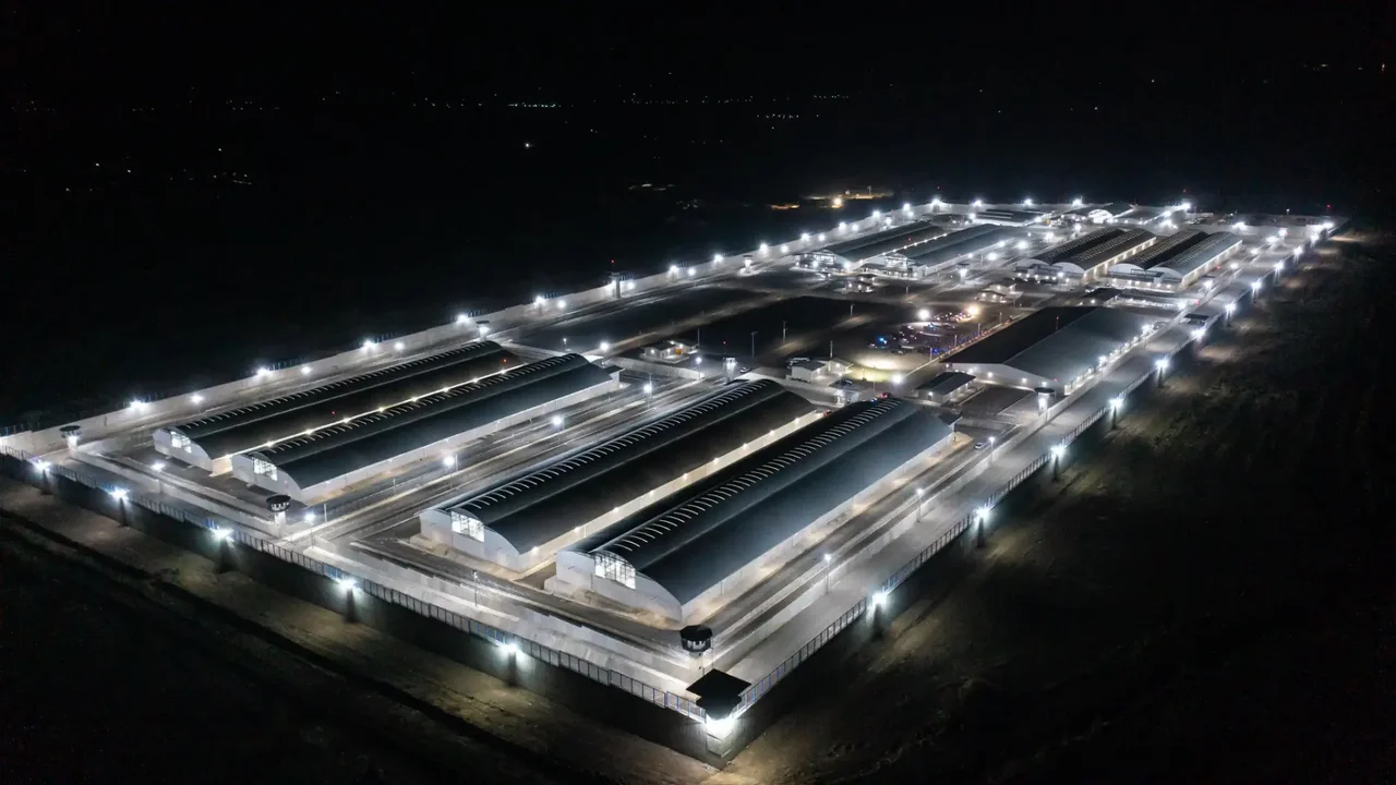 VIDEO | Así es la megacárcel de Bukele por dentro: trabajos forzados ...