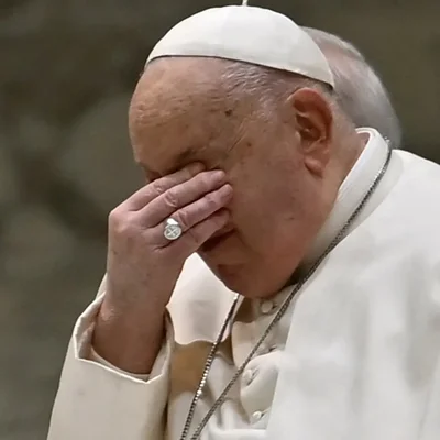 El papa Francisco nuevamente pidió ayuda para leer debido a su ...