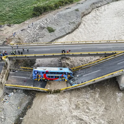 Tragedia en Perú: puente colapsó con un bus lleno de pasajeros y dejó ...