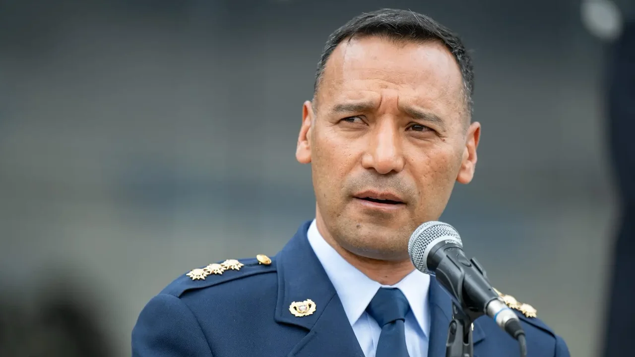 Pedro Sánchez, nombrado ministro de Defensa, renunció como militar ...