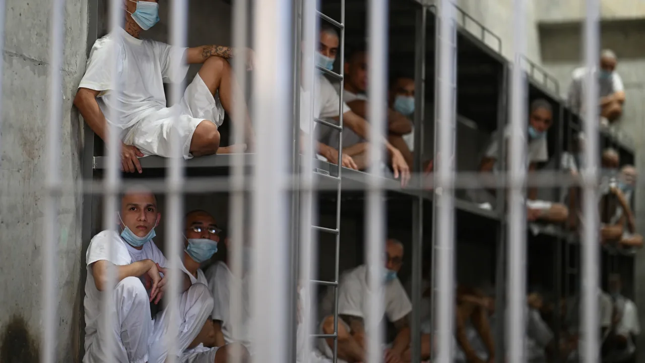 El Salvador condenó a decenas de pandilleros de la MS-13 a penas de ...