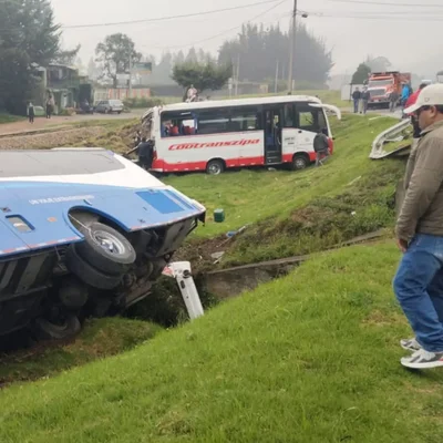 Grave accidente de tránsito entre dos buses de servicio público dejó al ...