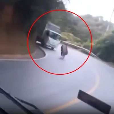 Video del impactante choque de joven que hacía 'gravity bike' con un camión en Antioquia ...