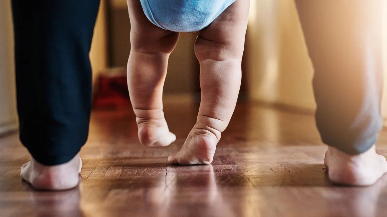 Estudio revela por qué algunos bebés aprenden a caminar más rápido que ...