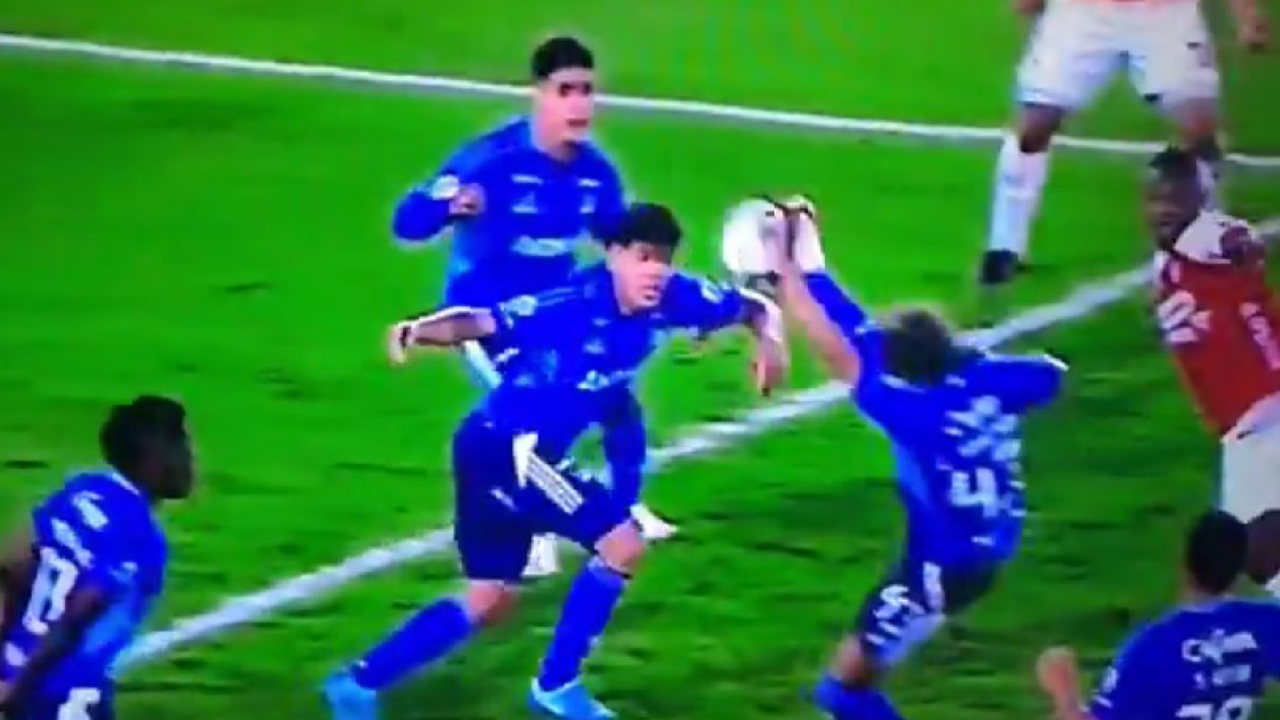 ¿Por qué la mano en el clásico Millonarios vs. Santa Fe no fue penal ...