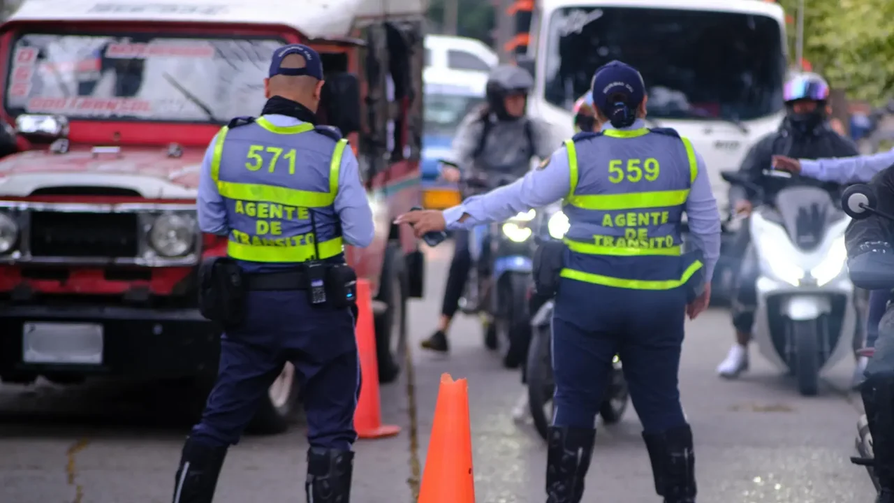 Intentaron atacar a agente de tránsito con arma blanca en Cali: se defendió con arma de fogueo ...